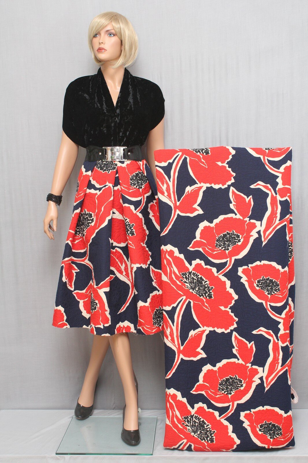 Ткань Жаккард метлассе пальтовый с красными маками на синем фоне, 490 г/пм, ш138см, 0,5 м