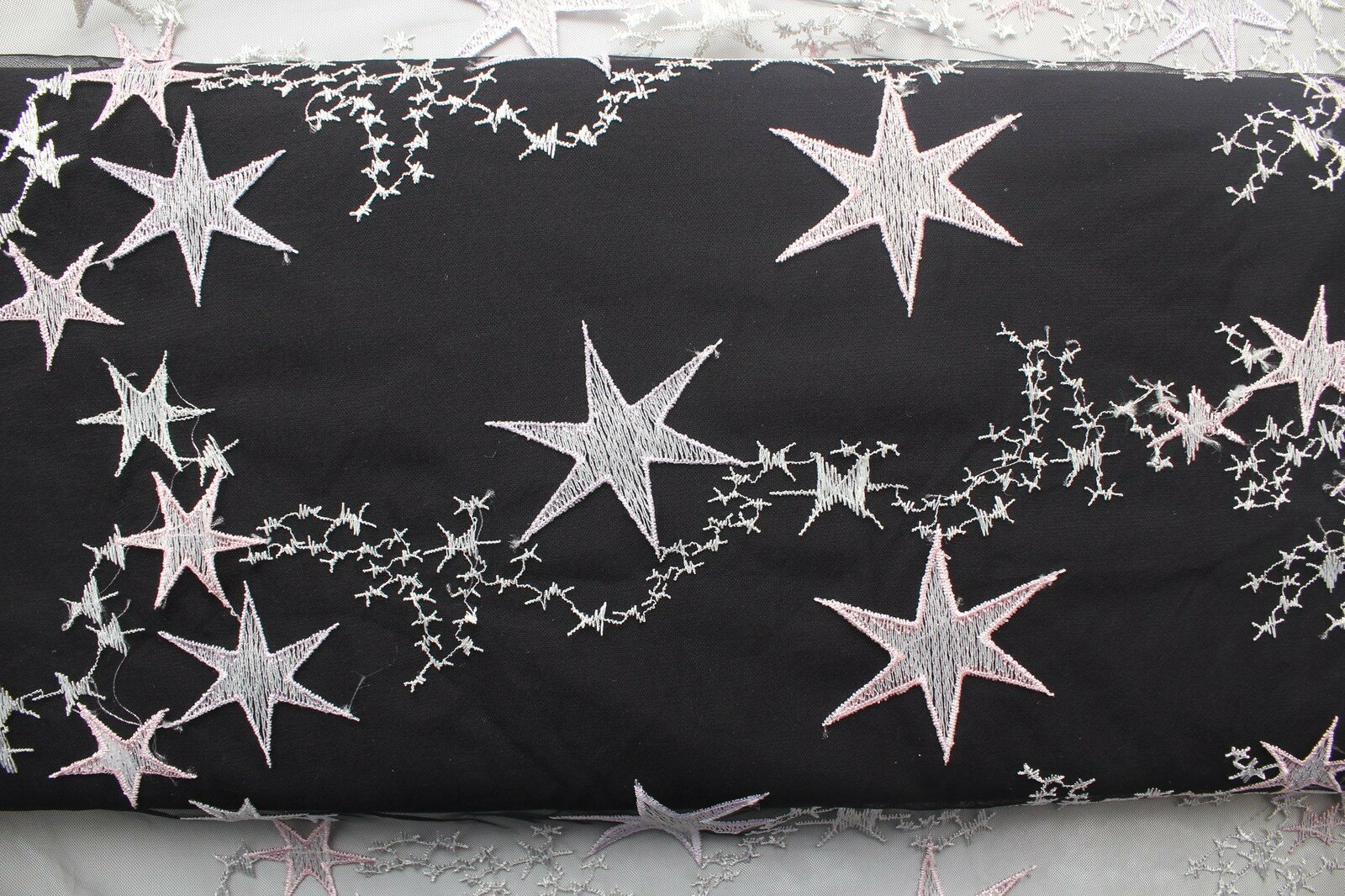 Ткань Вышивка на чёрном фатине белыми и розоватыми звёздами, ш150см, 0,5 м
