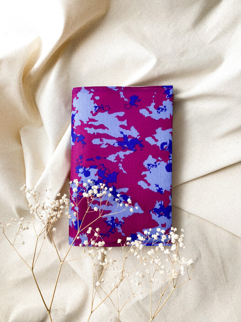 Многоразовая обложка для книг из водоотталкивающей ткани.