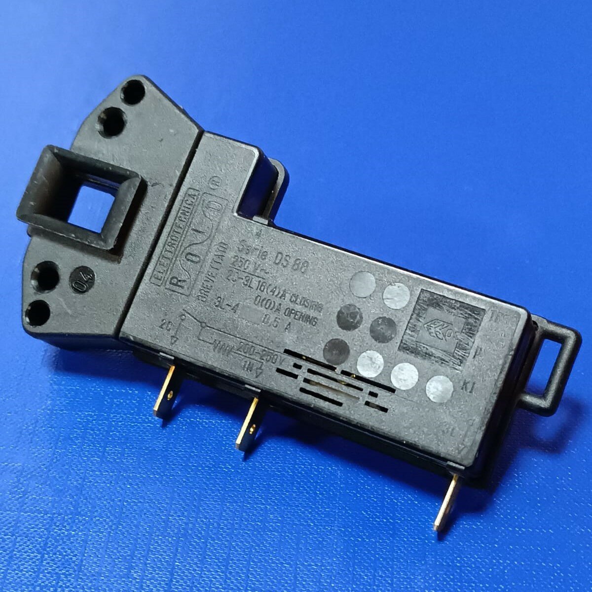 Блокиратор люка C00105104 для стиральной машины Indesit