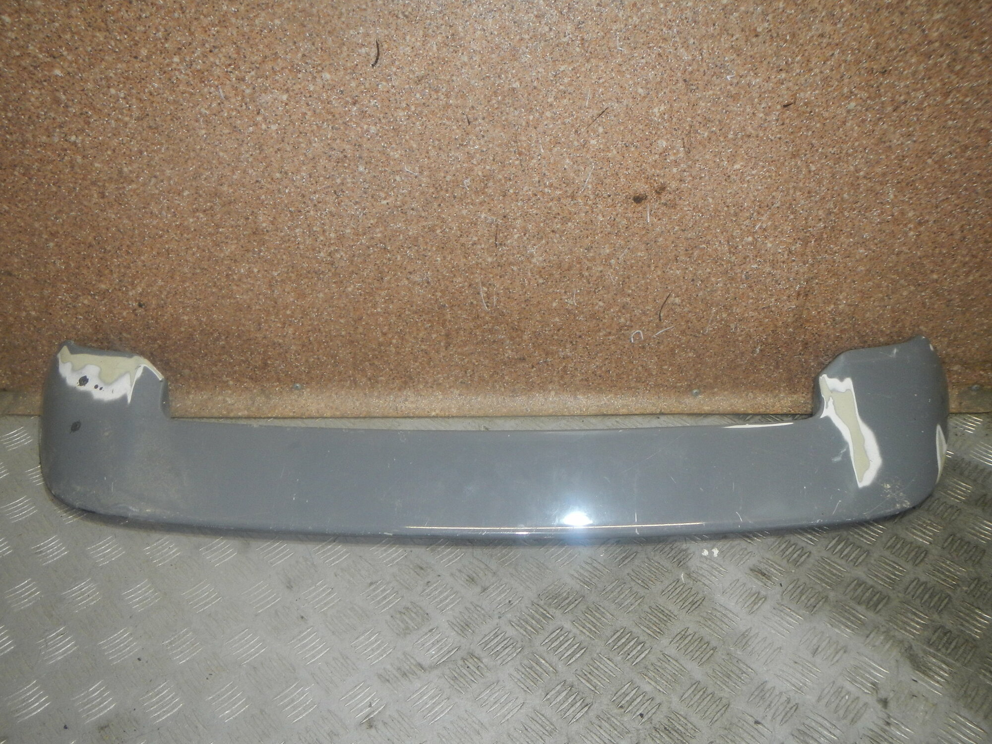 Б/У Спойлер (дефлектор) багажника, Subaru (Субару)-FORESTER (S11) (02-07) SUBARU FORESTER (S11) (02-07) Царапины, следы ...