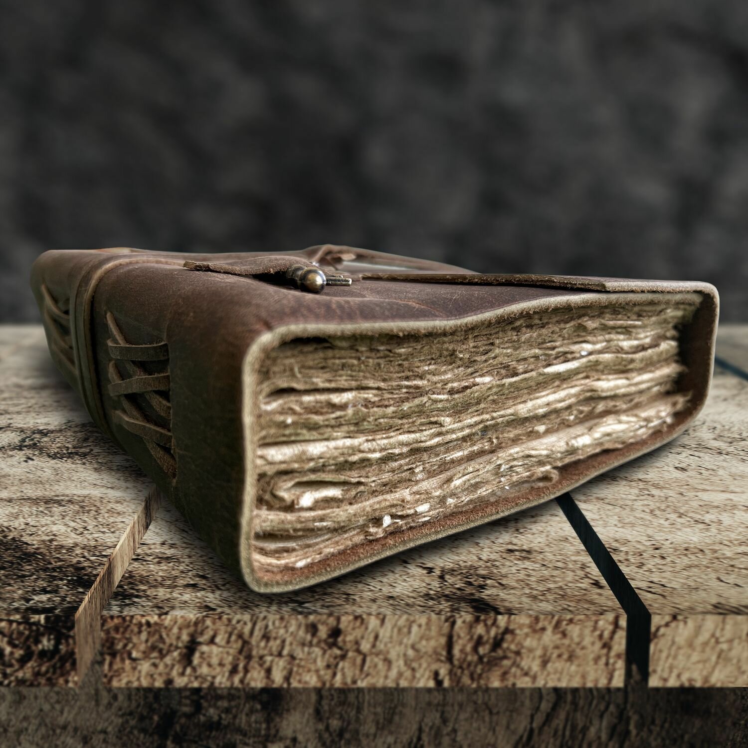 Винтажный кожаный блокнот с состаренной темной бумагой и ключом. Ежедневник недатированный в кожаном переплете ручной работы, скетчбук. Подарочный блокнот для путешествий -15х20 см