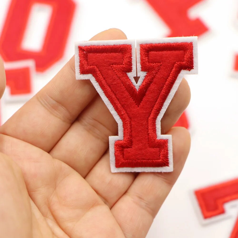 Красная вышитая нашивка "Y"