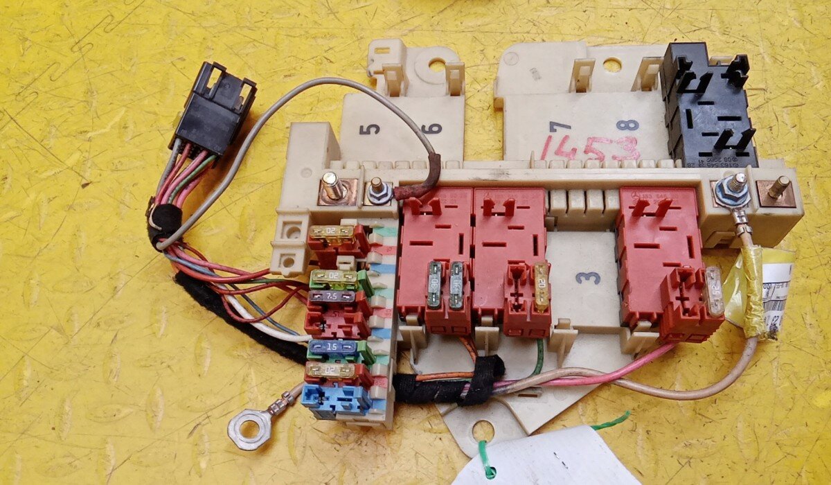 Блок предохранителей W163 M-klasse (ML) Mercedes-Benz A1635450305