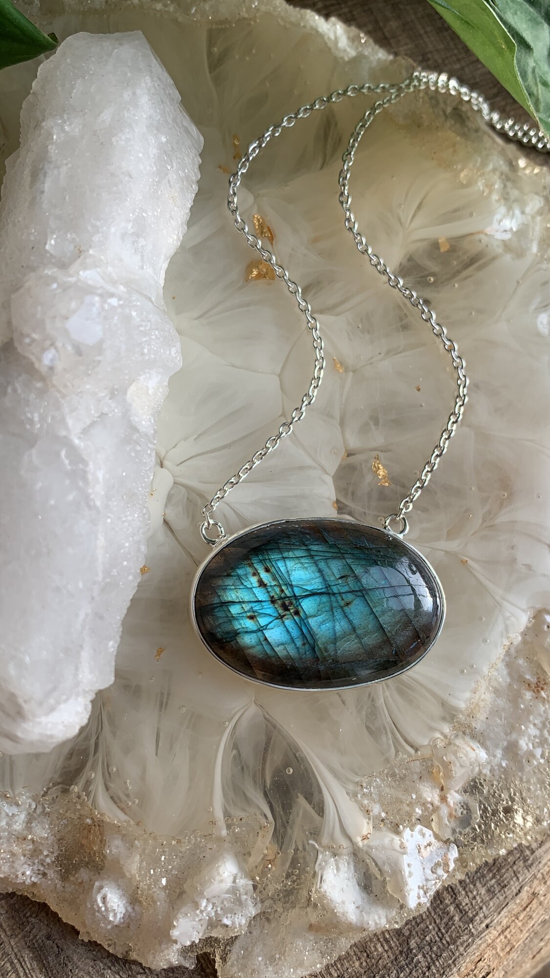 Колье, лабрадорит