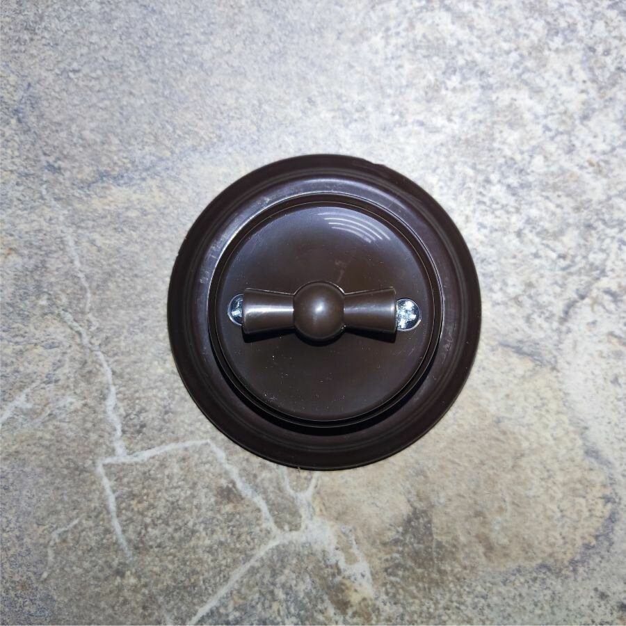 Выключатель 1-клавишный проходной поворотный открытой установки Ретро с рамкой, цвет коричневый