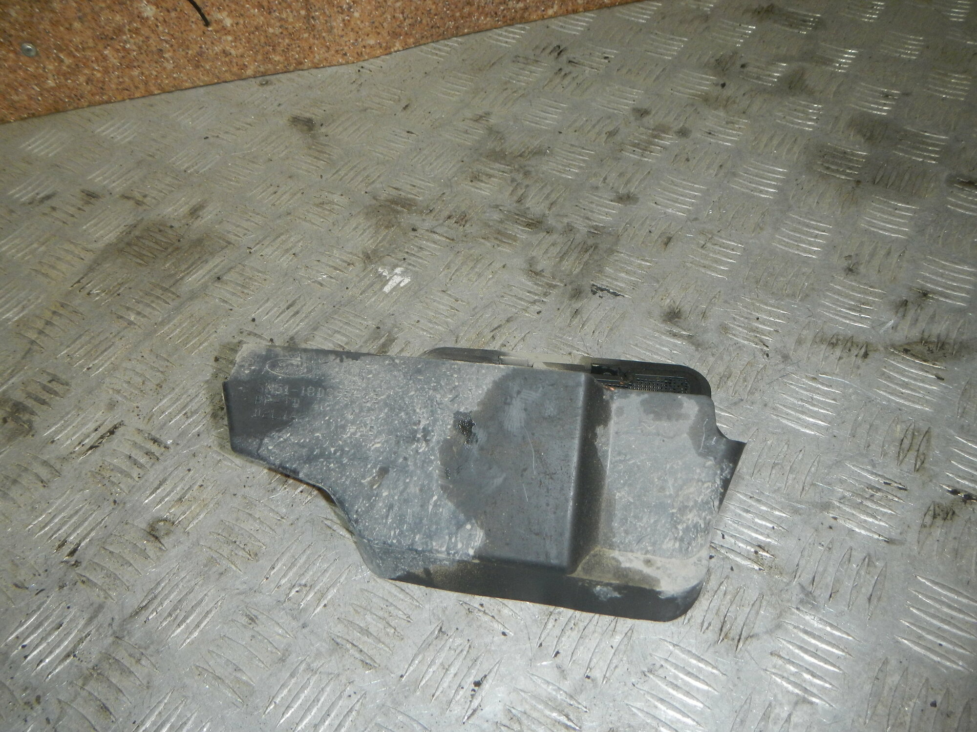 Б/У Накладка (кузов внутри), Ford (Форд)-FOCUS 2 (05-08) FORD FOCUS 2 (05-08) Рамка салонного фильтра. Без повреждений. 5...