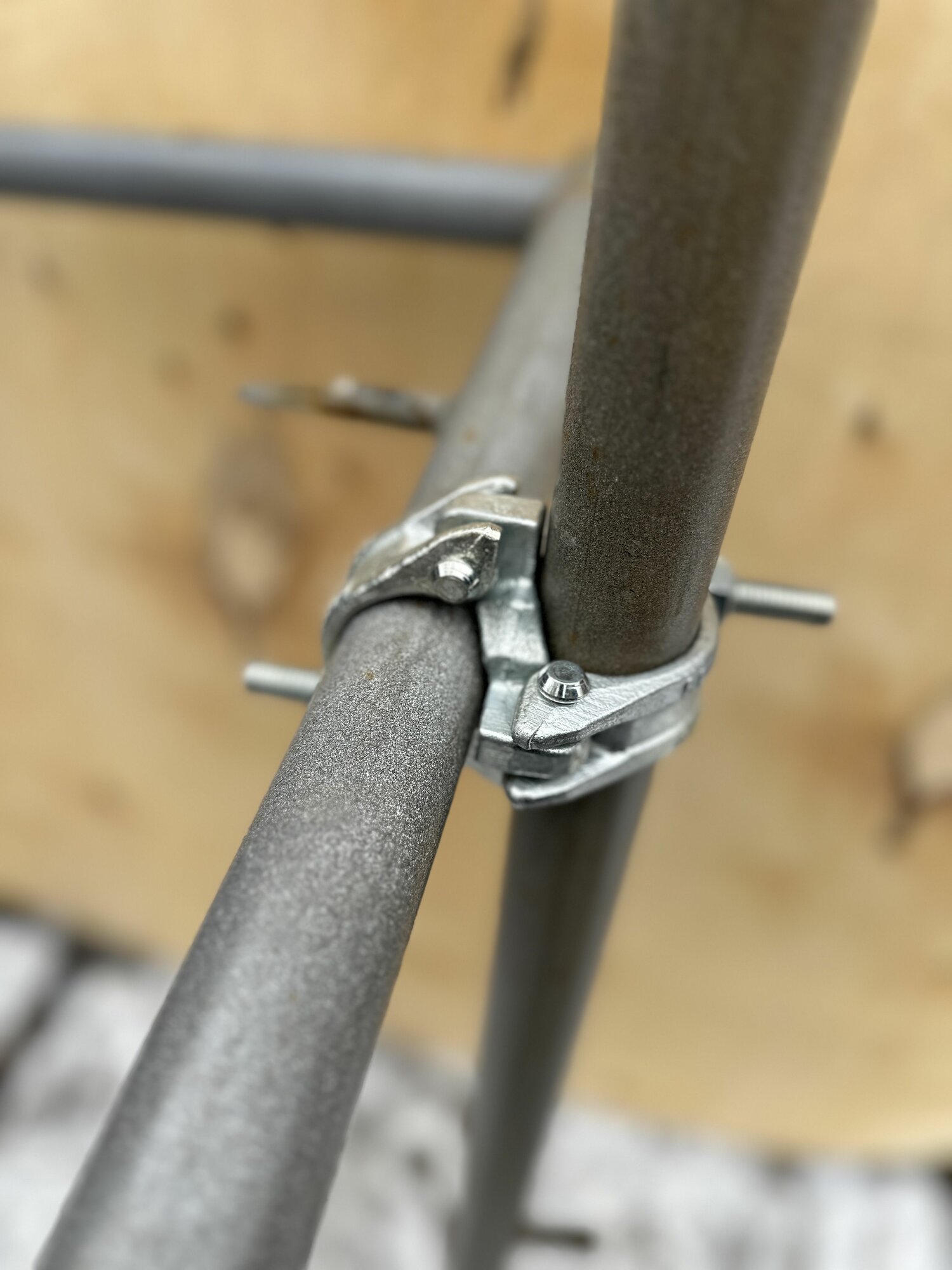 Хомут кованый оцинкованный строительный глухой не поворотный NORD 48*48