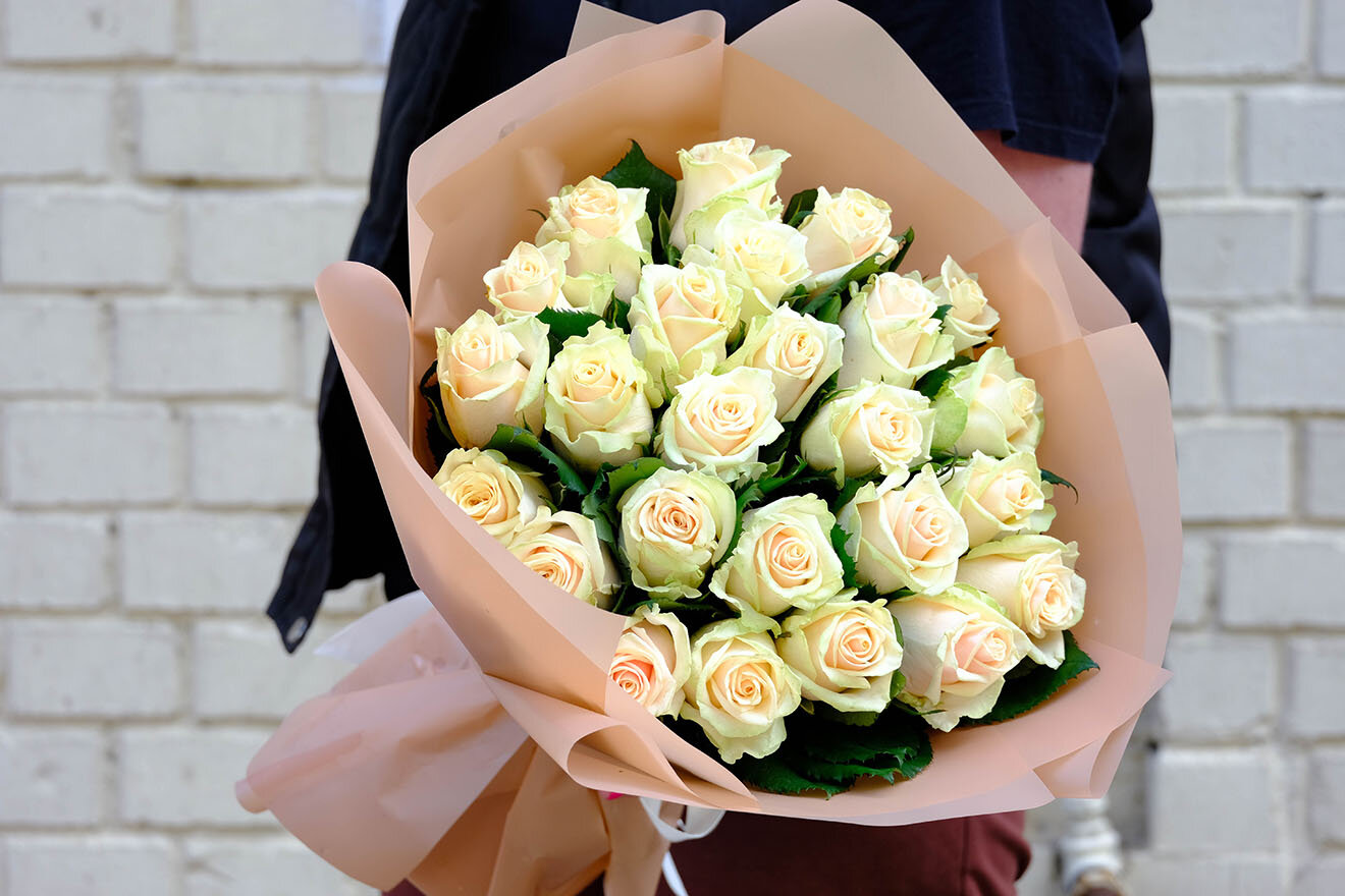 Букет из 25 роз в пленке