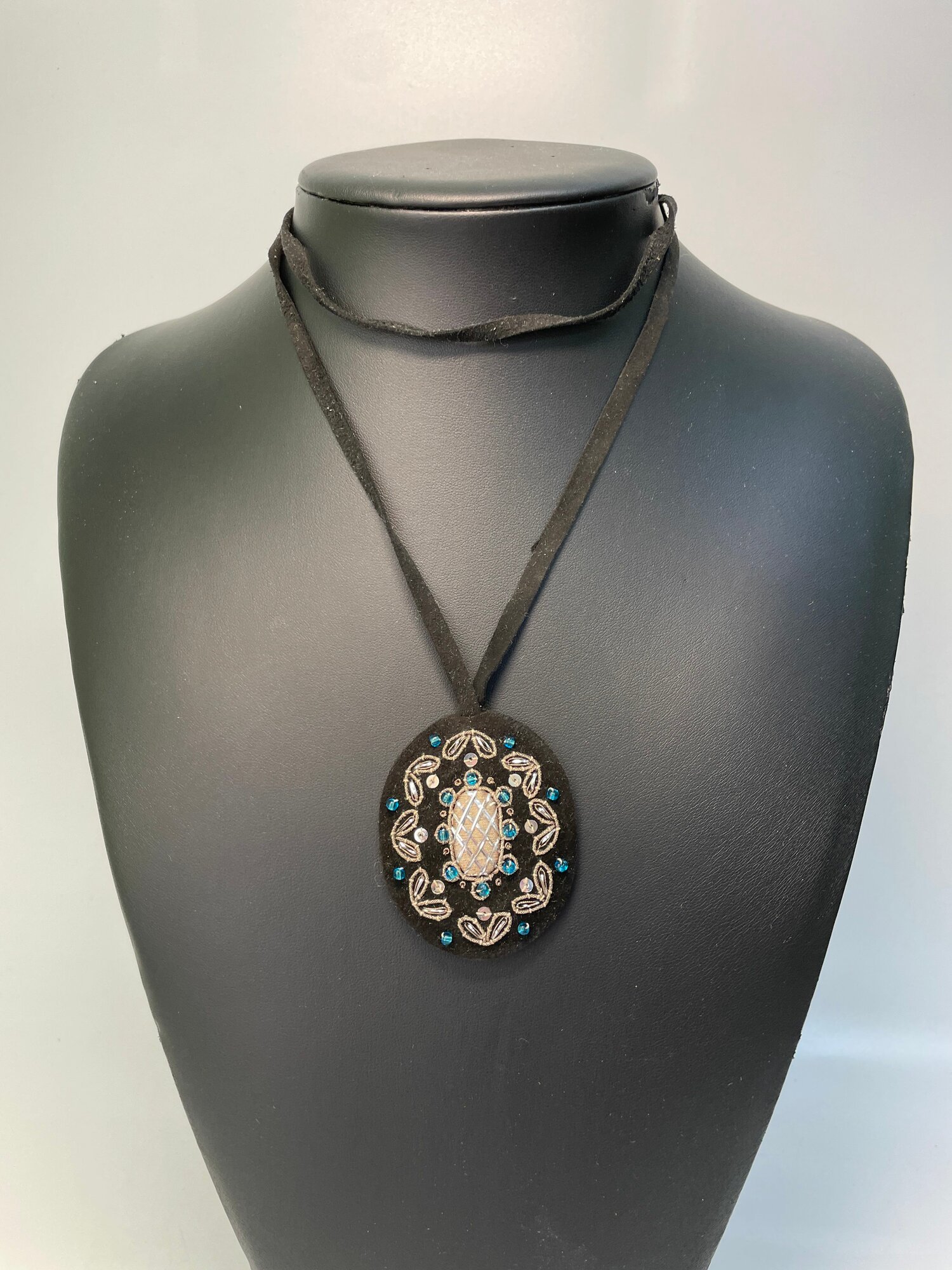 Винтажный кулон подвеска на веревке, серебряные нити, Индия