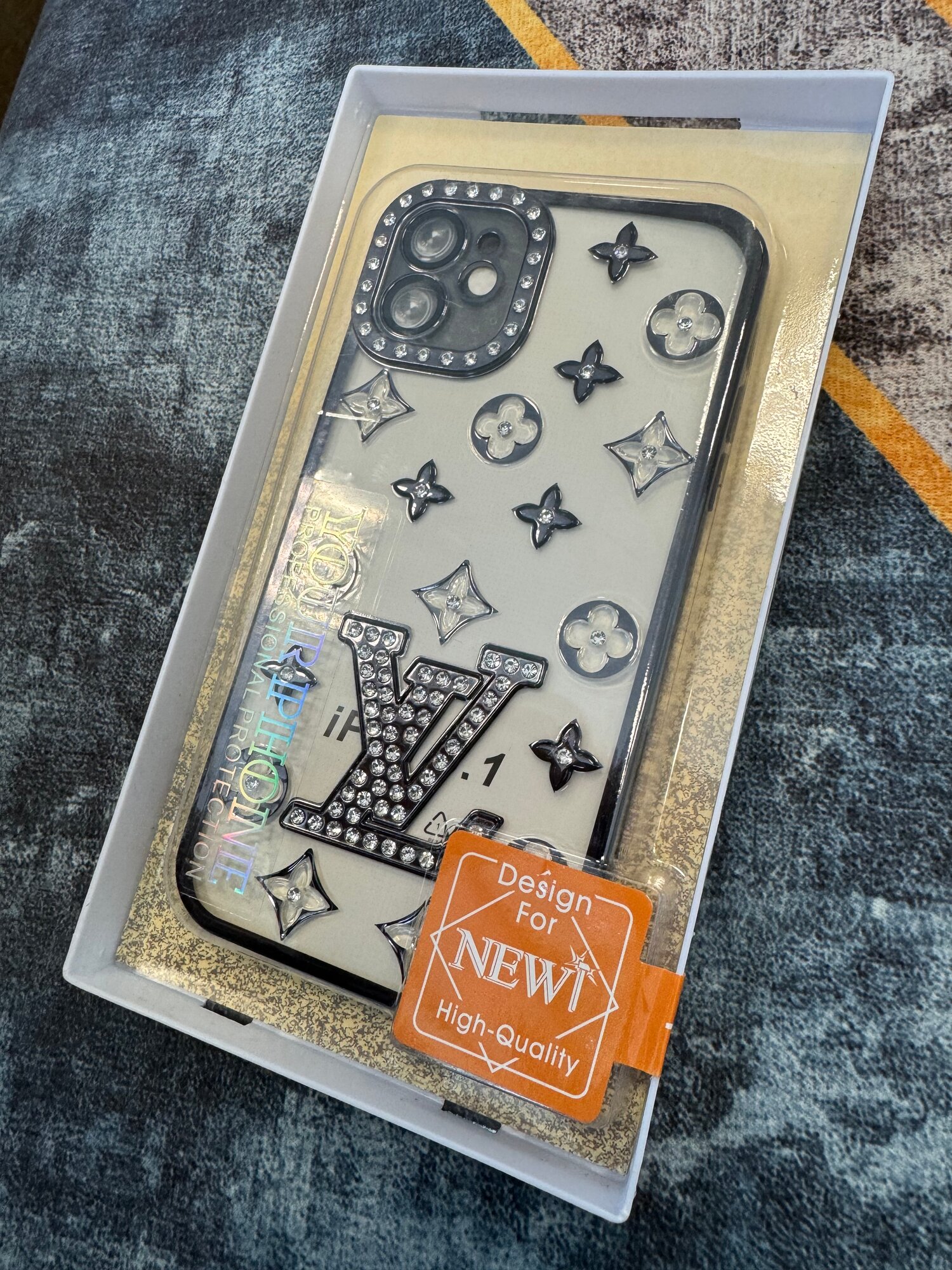 Чехол MyPads Ollogu для iPhone 12 Pro тонкая силиконовая крышка с защитой задней камеры со стразами Луи Витон, черный