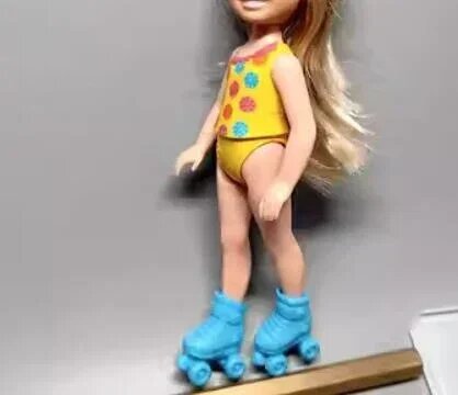 Кукла Barbie Chelsea в роликах, цвет ZY