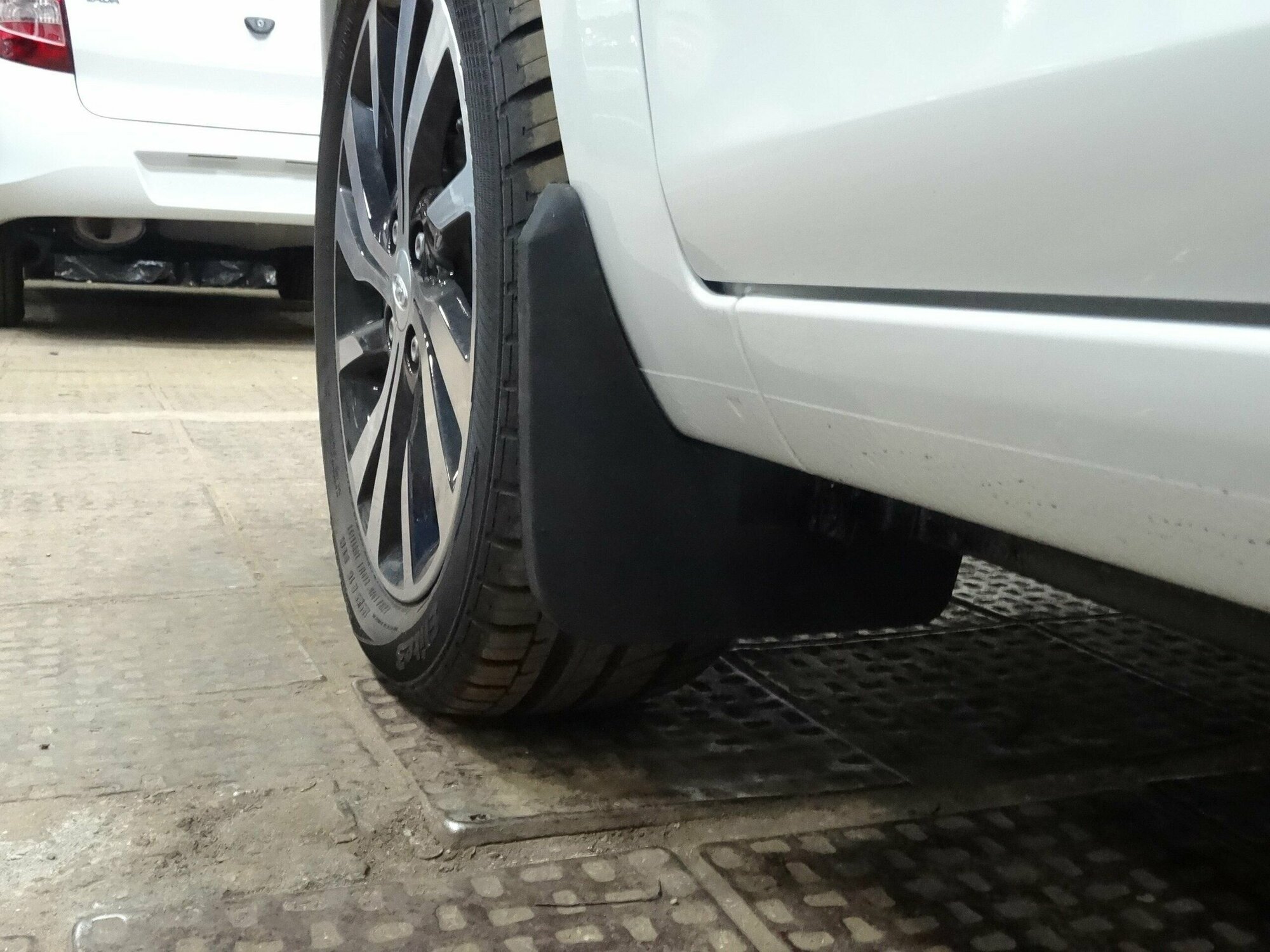 Брызговики передние увеличенные резиновые Лада Веста, Веста Кросс, Веста СВ, Веста СВ Кросс, Лада Веста NG с 2022г. в. / резиновые брызговики LADA Vesta седан LADA Vesta SW, Vesta SW Cross, Vesta Sport