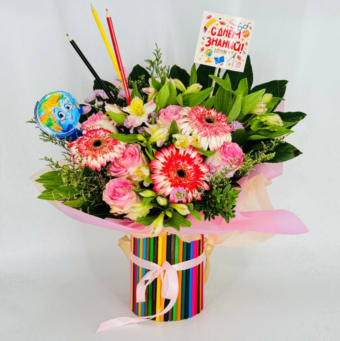 Яркий букет в коробке с карандашами на День учителя, 1 сентября День знаний, выпускной