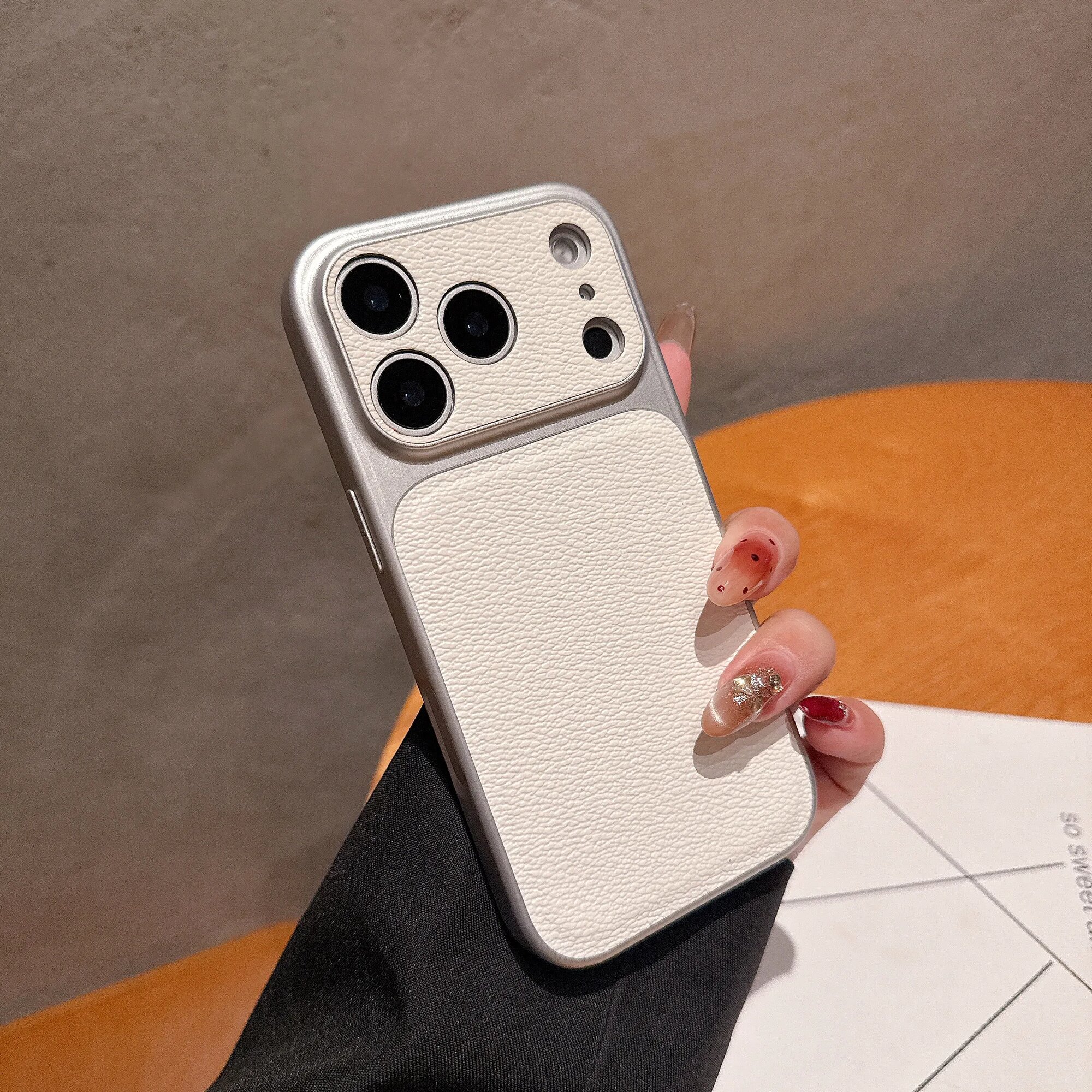 Белый чехол для iPhone 17 Air с текстурой кожи