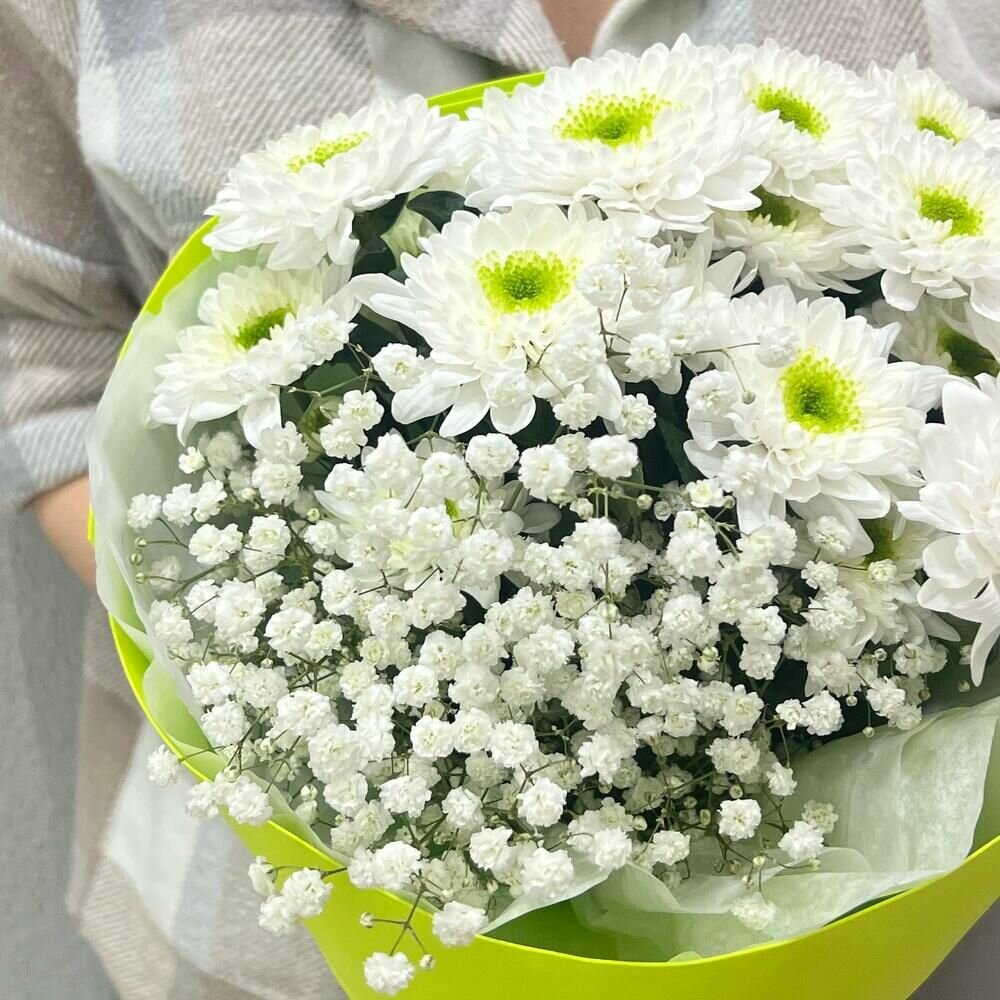 Круглый букет из кустовых хризантем и гипсофилы - римская роза — фото 1