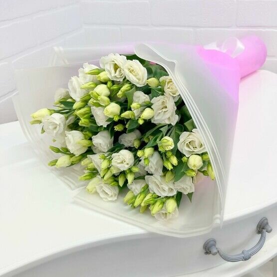 Букет эустома белая 9шт в дизайнерской упаковке от Flowerstorg N191