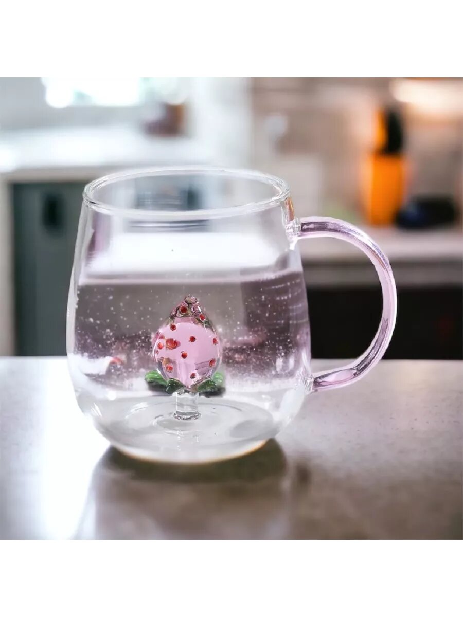 Кружка с фигуркой внутри (клубника) в подарок