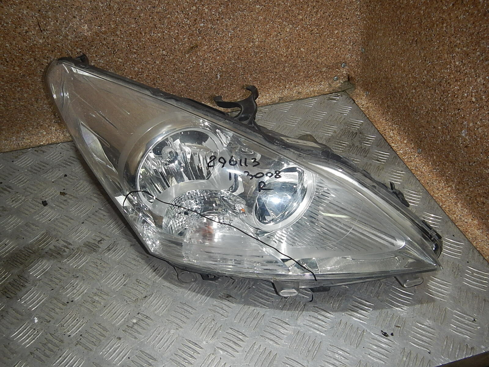 Б/У Фара правая, Peugeot (Пежо)-3008 (10-) PEUGEOT 3008 (10-) Сломано 3 крепления, Трещина в корпусе 3см, царапины на ст...