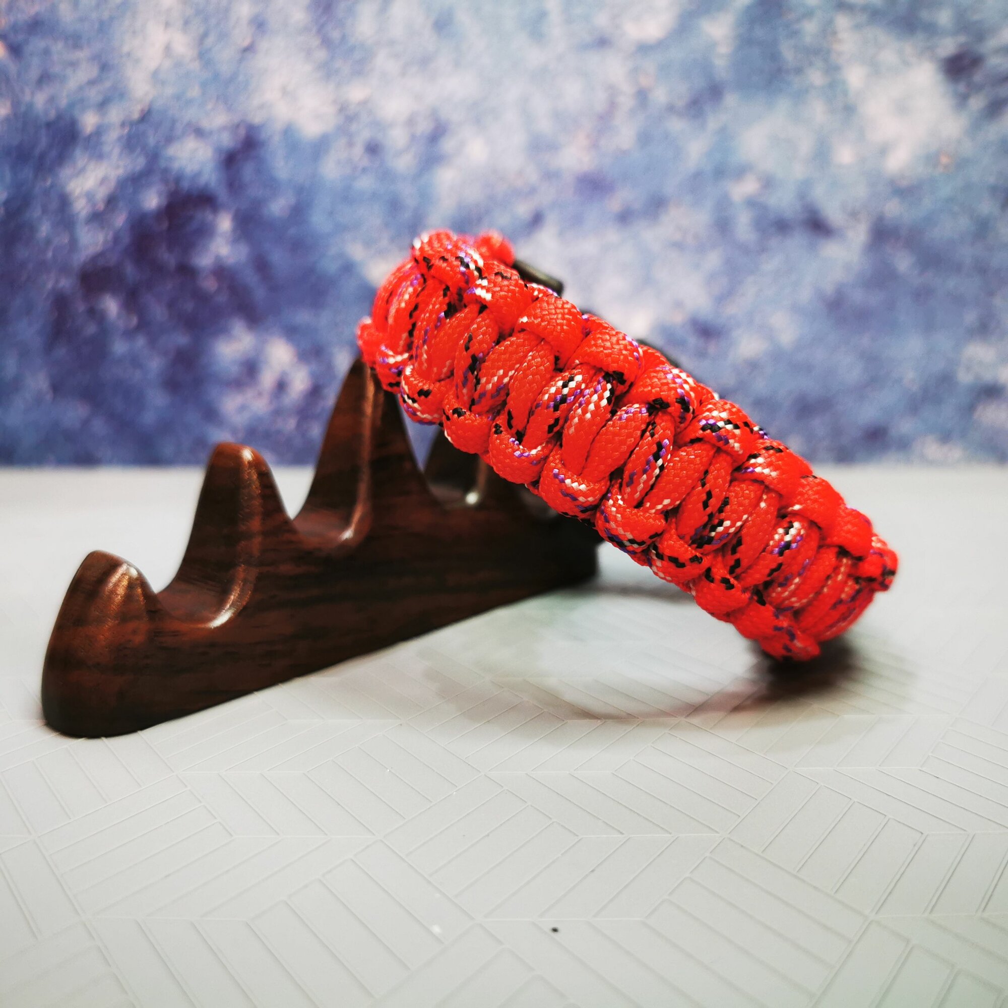 Плетеный браслет, пластик