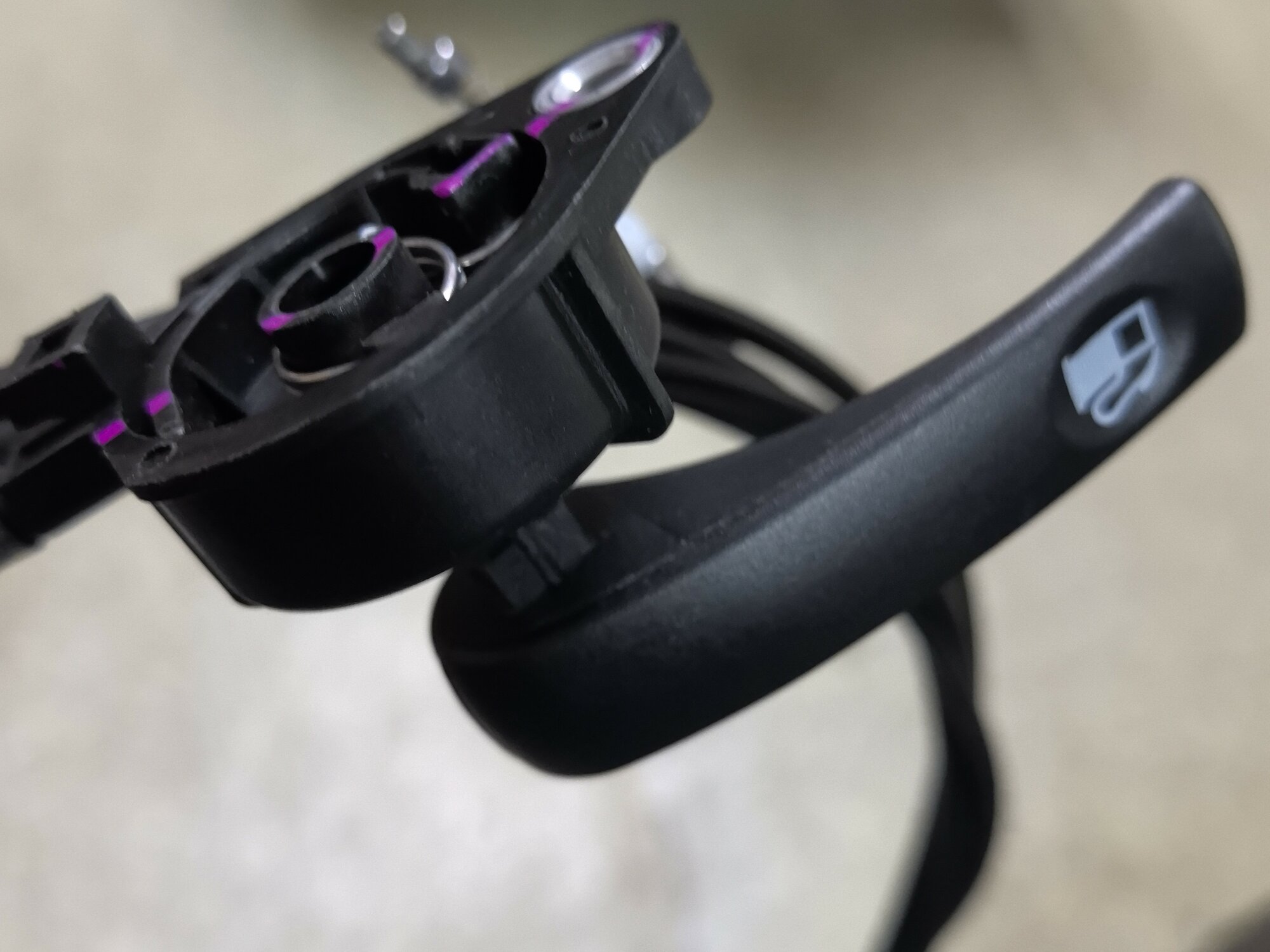 Тросик лючка бензобака рено логан. сандеро