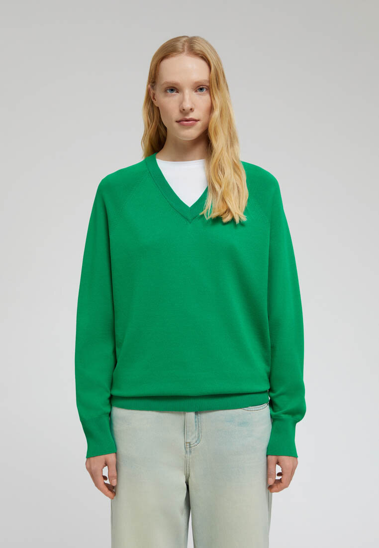 Джемпер с V-образным вырезом