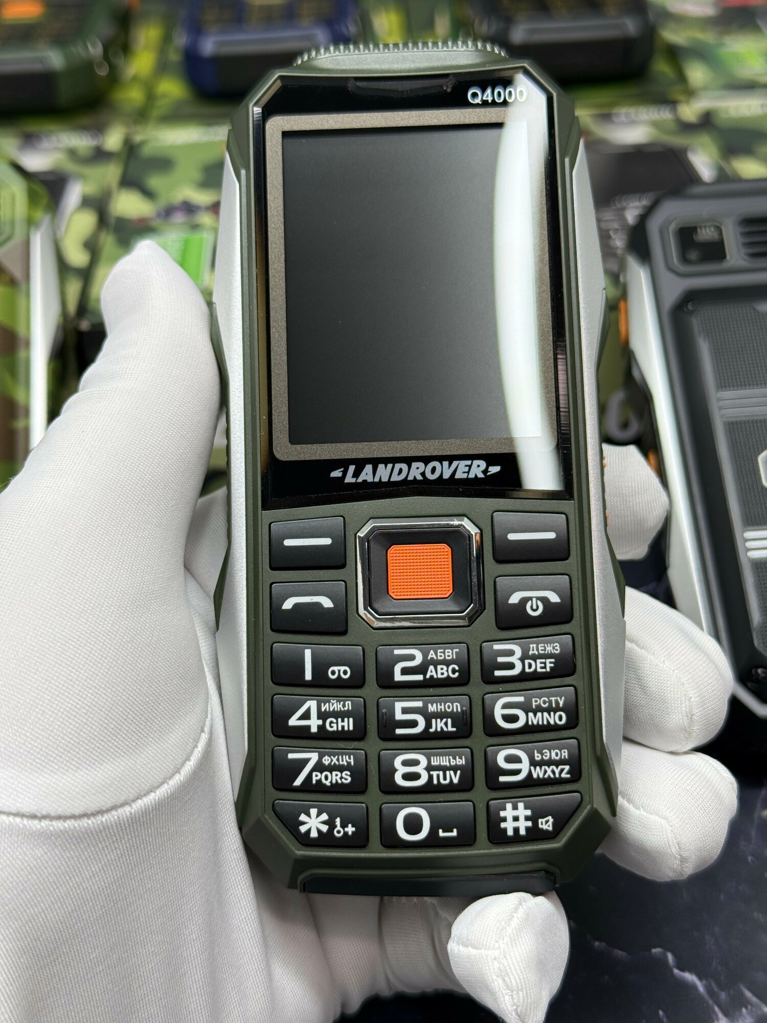 Кнопочный мобильный телефон Land Rover Q4