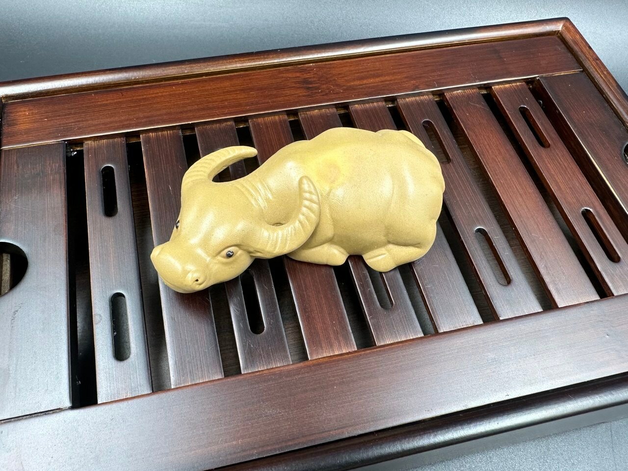 Чайная фигурка из глины "Буйвол", цвет песочный. Размеры 11,5*6*3см.