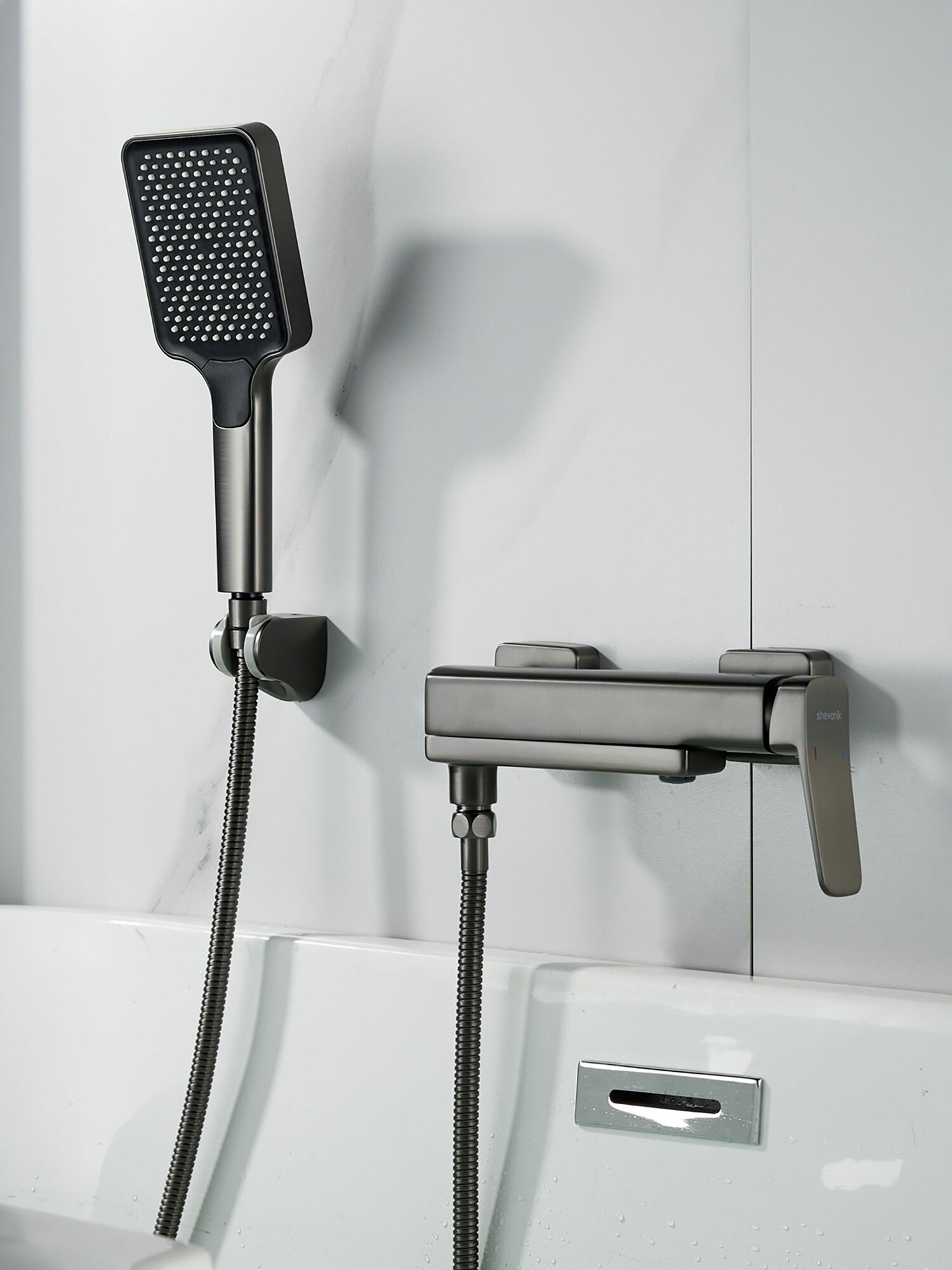 Смеситель для ванны с коротким изливом и душем Shevanik S9952T