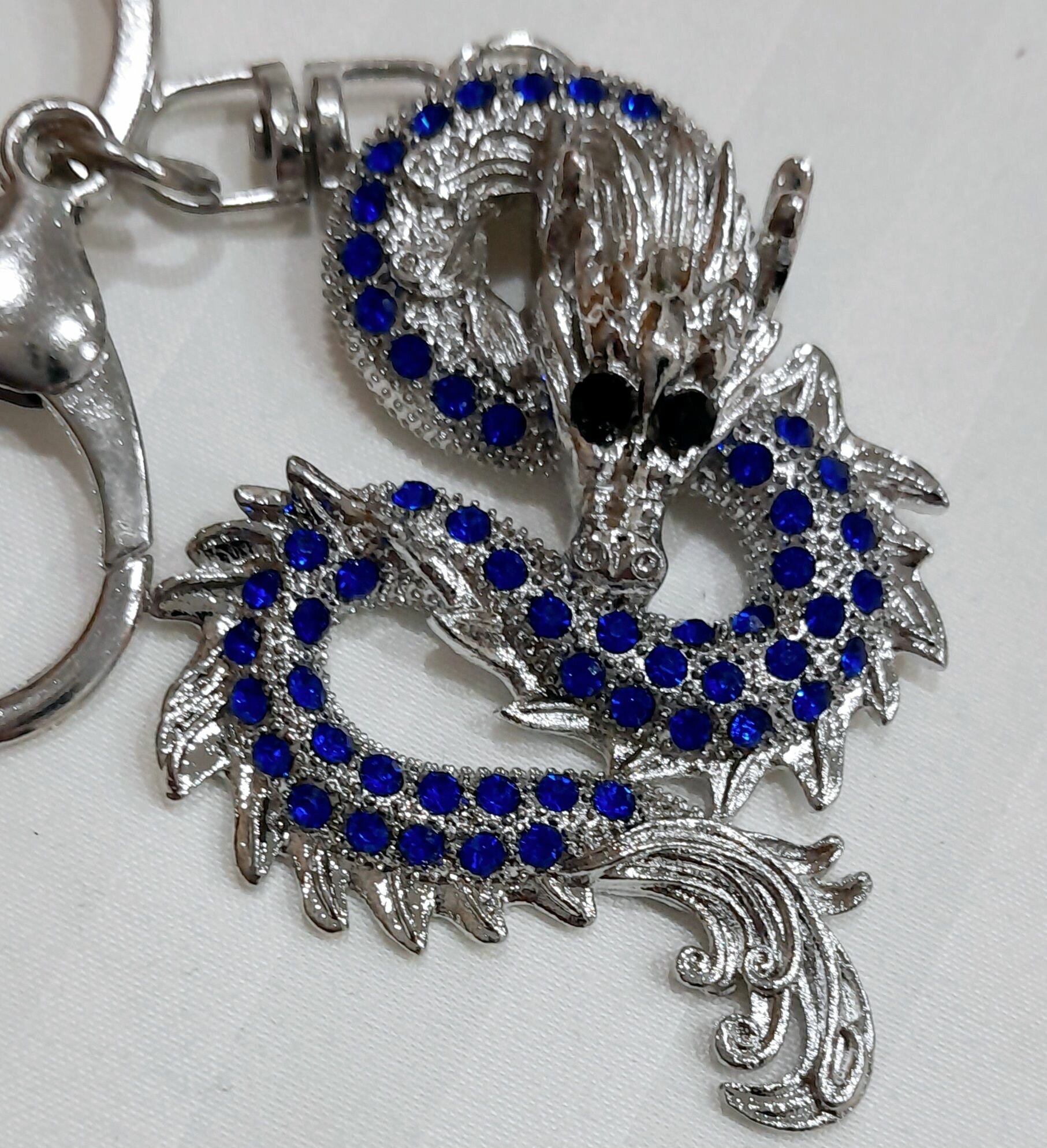 Брелок Дракон/подвеска Серебристый Дракон 6х4.5 см, кольцо d 3 см, сапфировые кристаллы, символ гороскопа
