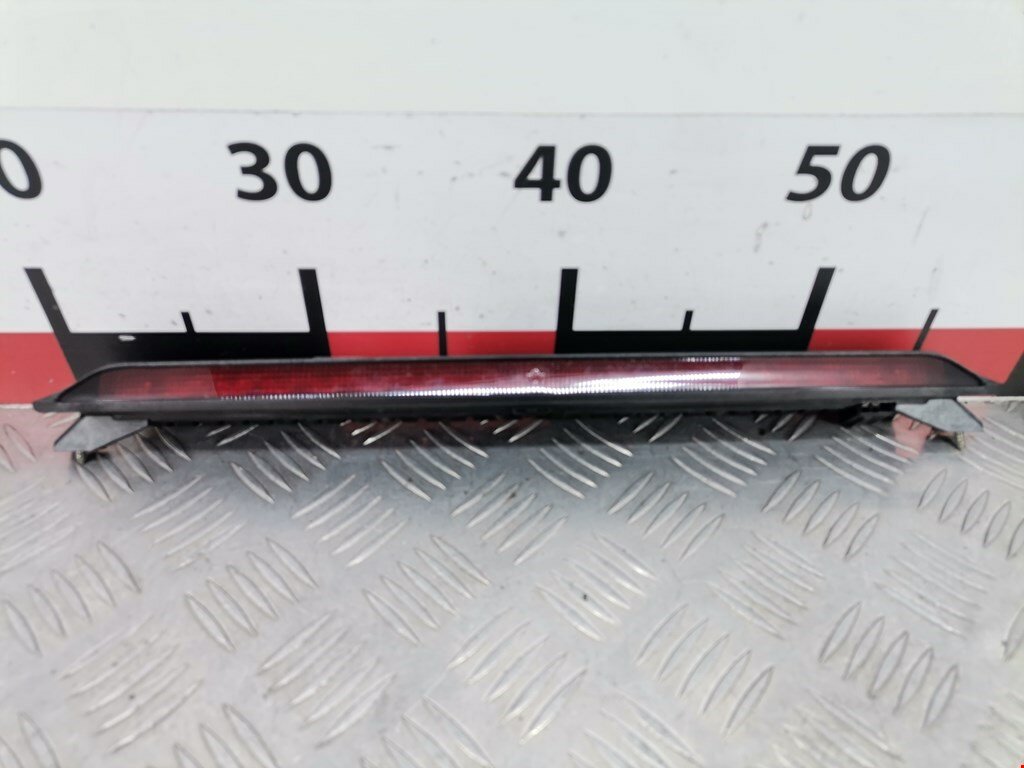 Фонарь дополнительный тормозной (стоп-сигнал) Volkswagen Golf 4 1J6945131C арт. 1750547