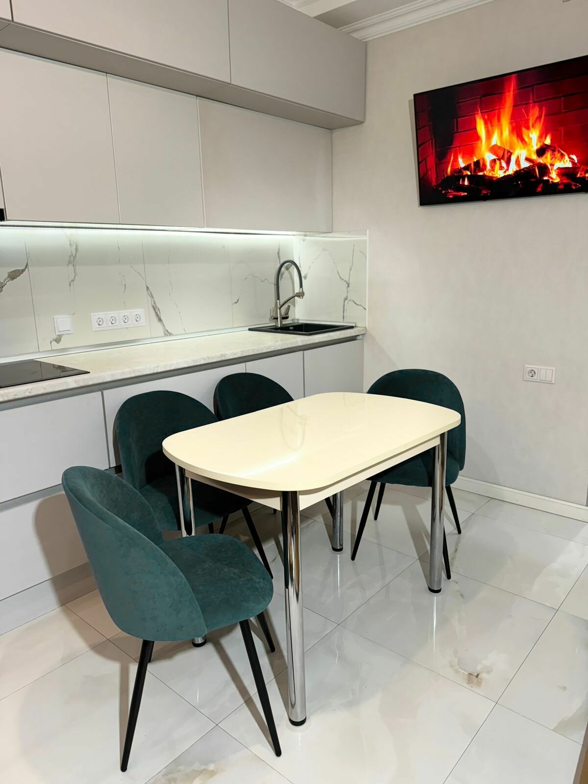 Кухонный стол и стулья комплект , Обеденная группа