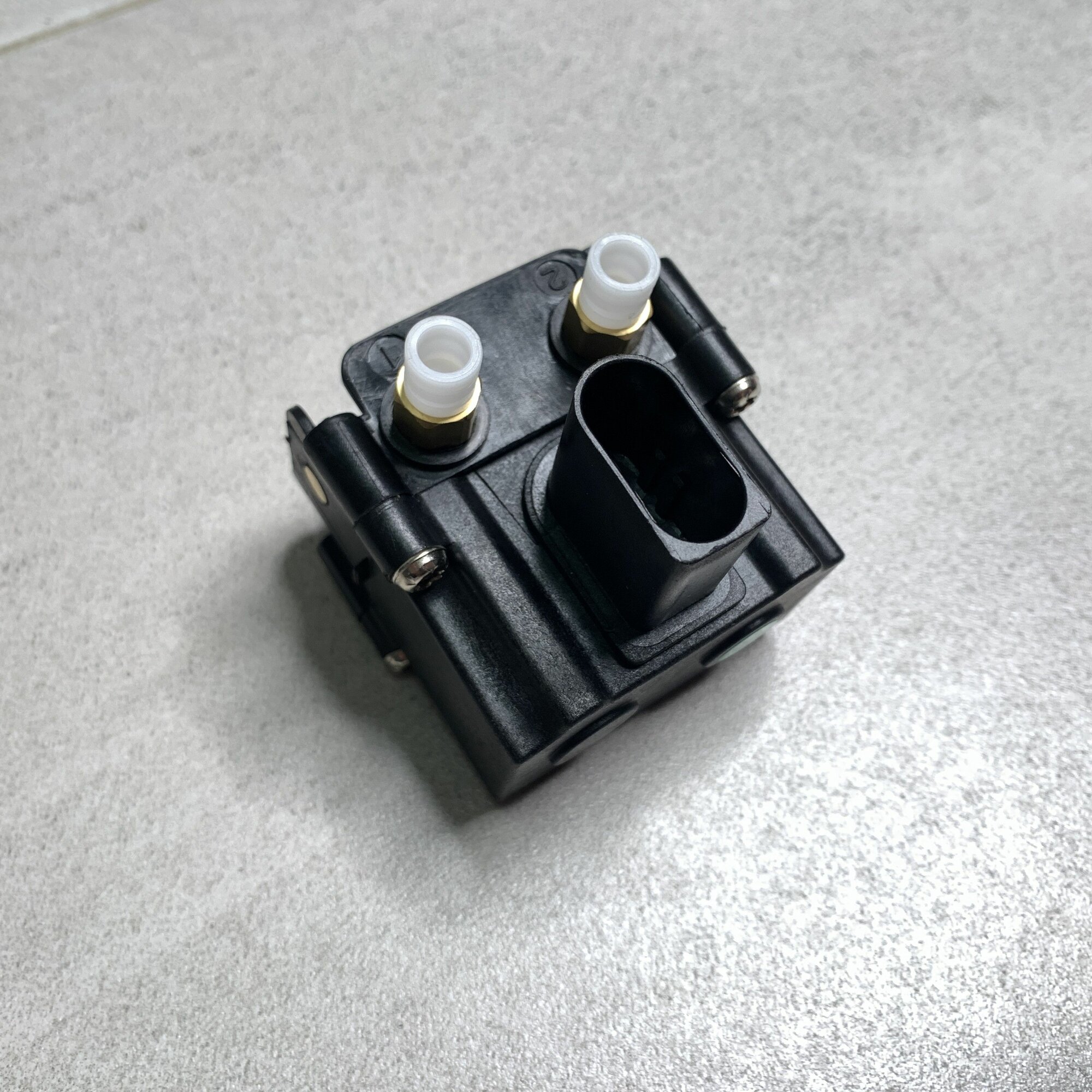 Блок клапанов пневмоподвески для автомобилей BMW F01, F02, F07, F11, F15, F16