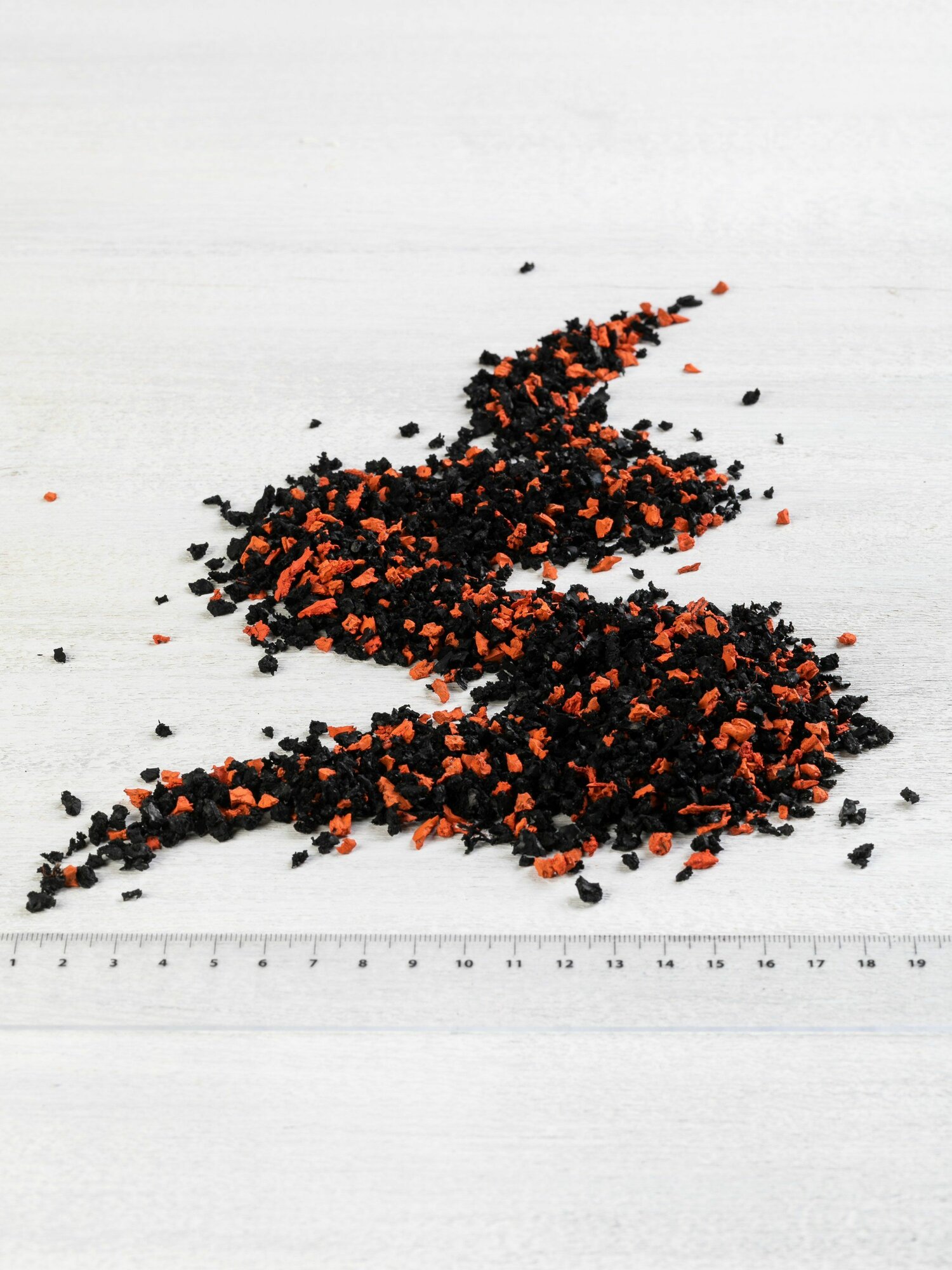 Резиновая крошка окрашенная, черно-оранжевый микс 50 на 50, 5 кг