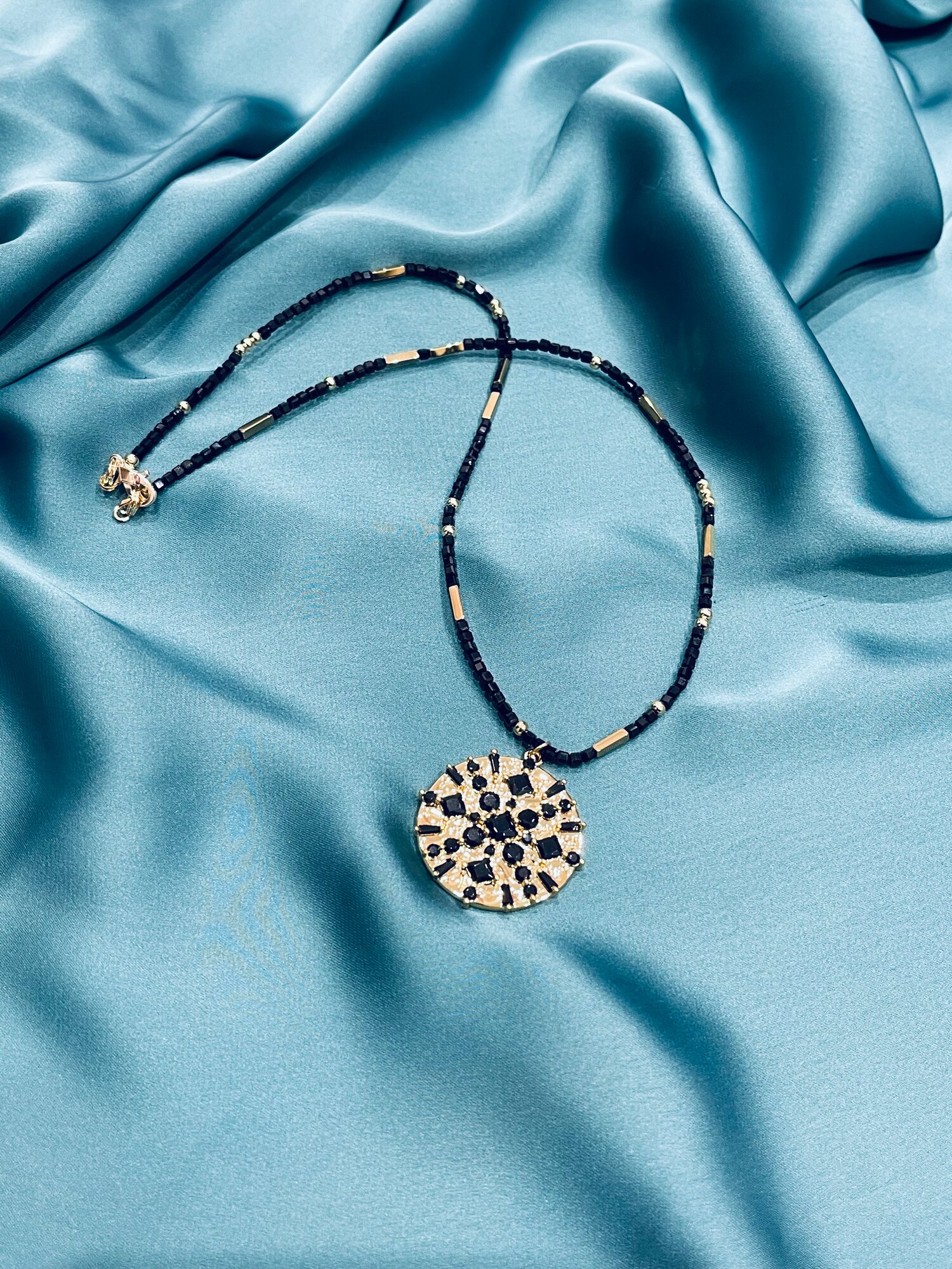 Колье, шпинель синтетическая, гематит