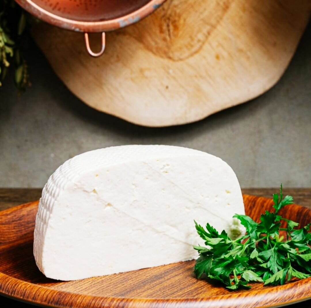 Сыр *Козий* полутвердый в вакуумной упаковке 1кг.