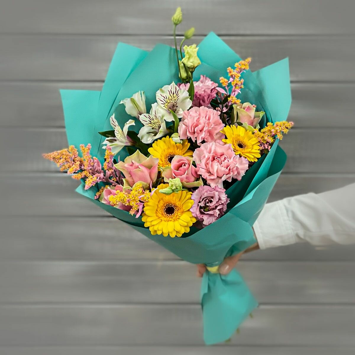 Букет из живых цветов роз, гвоздик и эустом