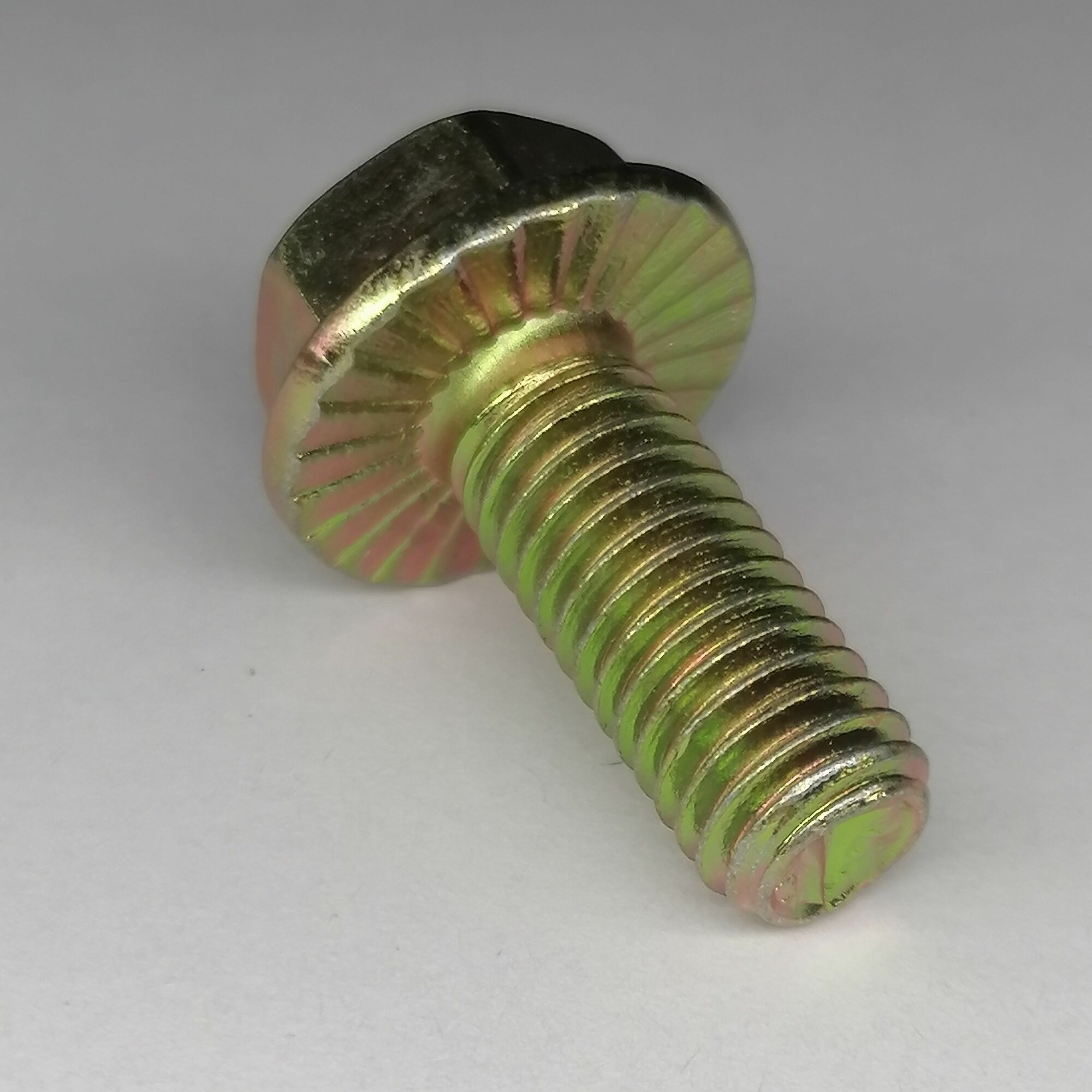 Болт М8х20 крепления триммерной головки газонокосилки CHAMPION LMH5640 / B370802085