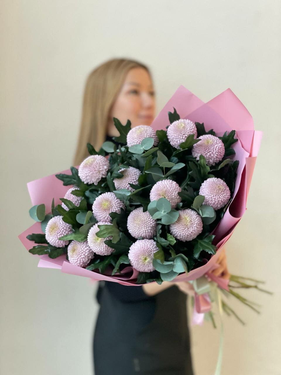 Монобукет, хризантемы "Момоко", 15 шт, 50см, с зеленью и шариками