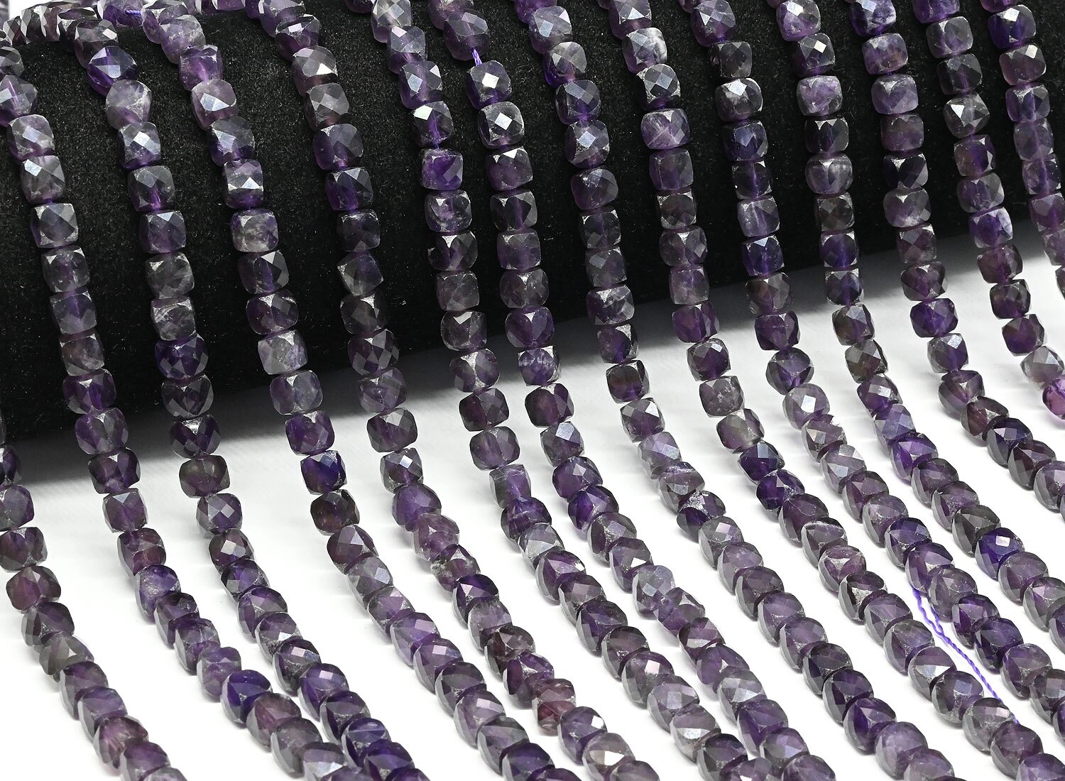Бусины из аметиста кубик гр.6мм, 38см, 64 бусины .