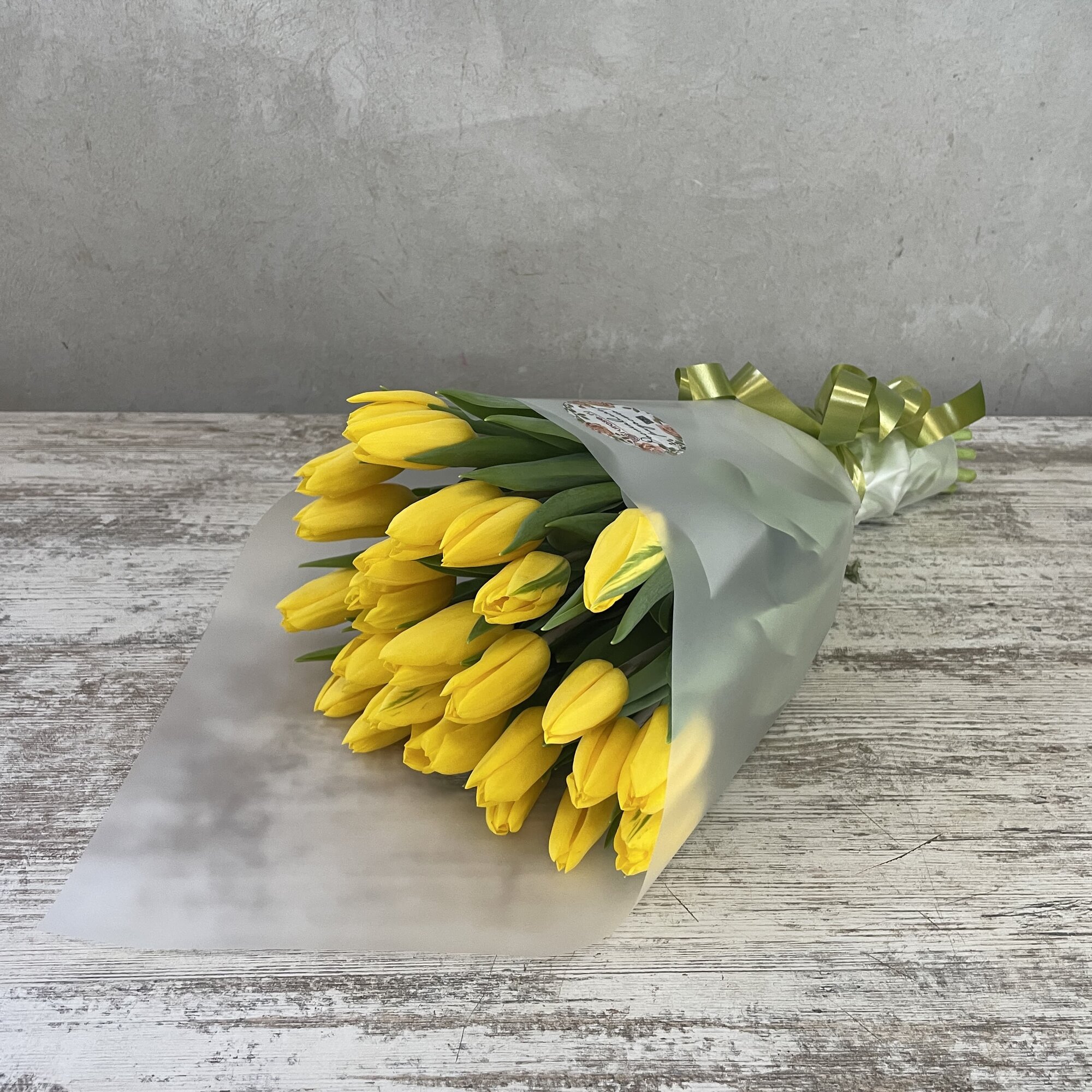 Живые цветы букет желтых тюльпанов в упаковке 25 шт "Яркий аккорд"