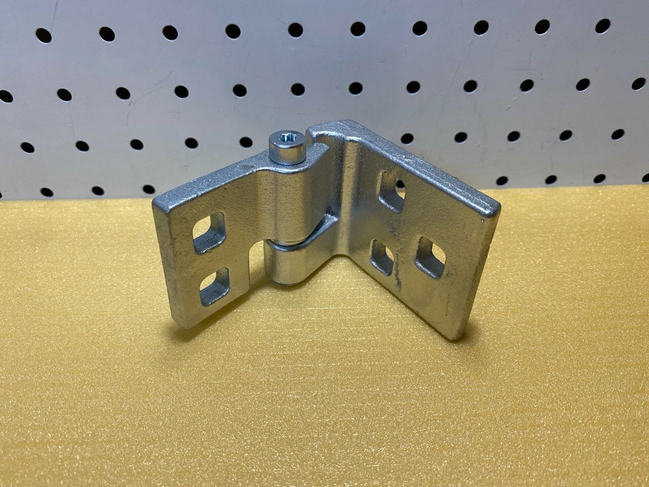 Петля двери правая MERCEDES ACTROS AXOR KAMAZ 5490 (мерседес актрос аксор КАМАЗ)