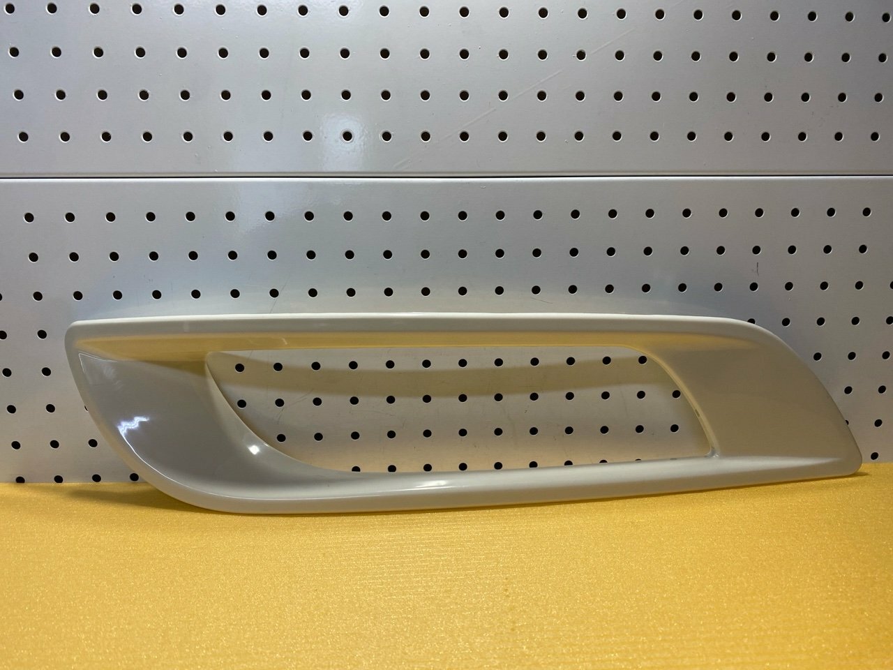 Рамка фары противотуманной правая ДАФ 106ХФ (DAF 106XF) с пассажирской стороны