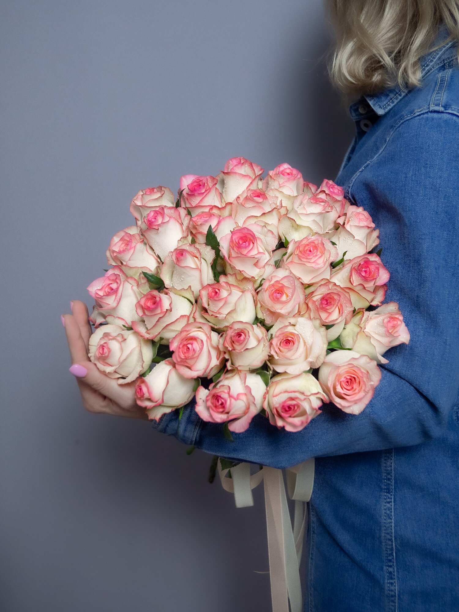Букет живых цветов из 15 роз сорта Джумилия бело-розового цвета, высотой 40 см