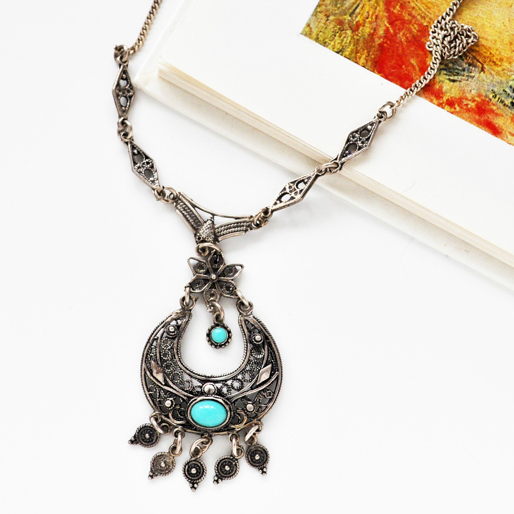 Винтажная подвеска на цепочке "Этника". Бижутерный сплав, композитный материал. США, 1970-1980 годы.