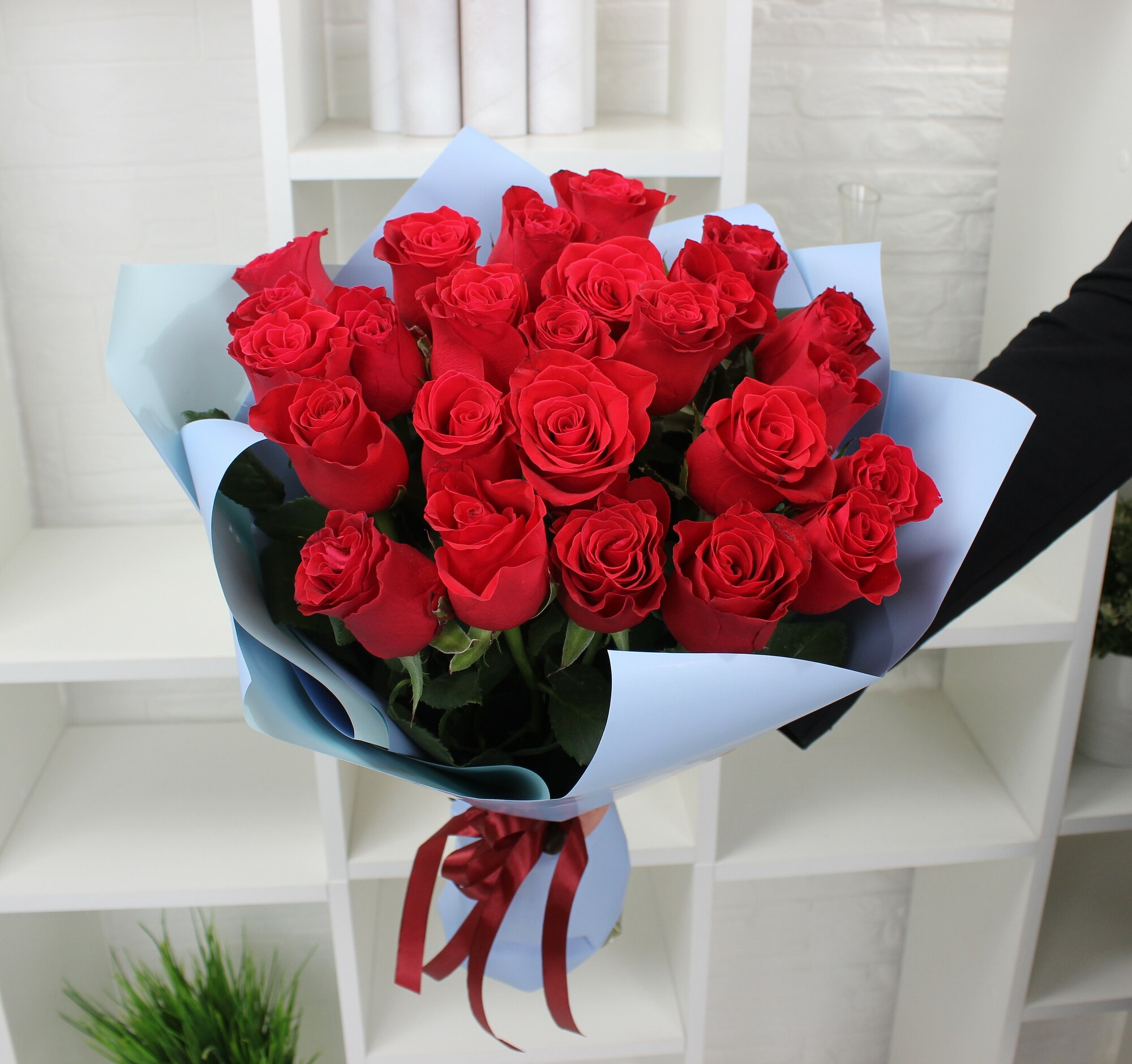 Монобукет THE FLOREAL красная роза 25 штук, высота 60 см, с бантом — фото 1