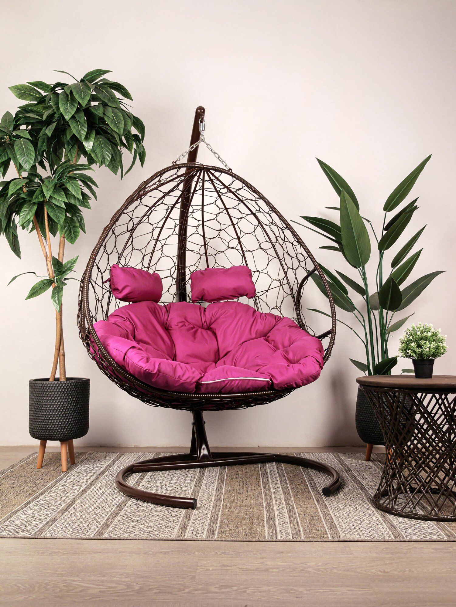 Подвесное кресло для двоих, с ротангом коричневое, розовая подушка