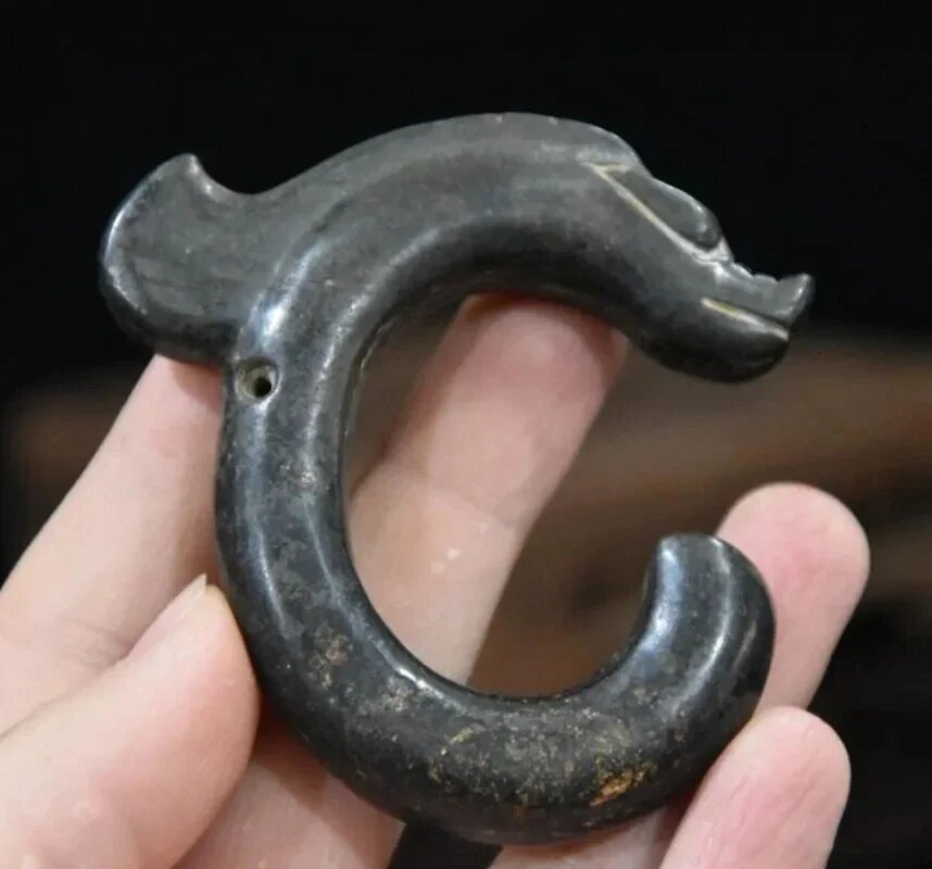 Статуя древнего дракона из черного камня