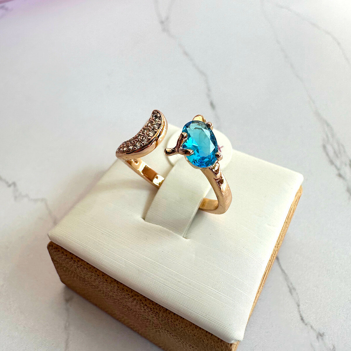 Кольцо, циркон