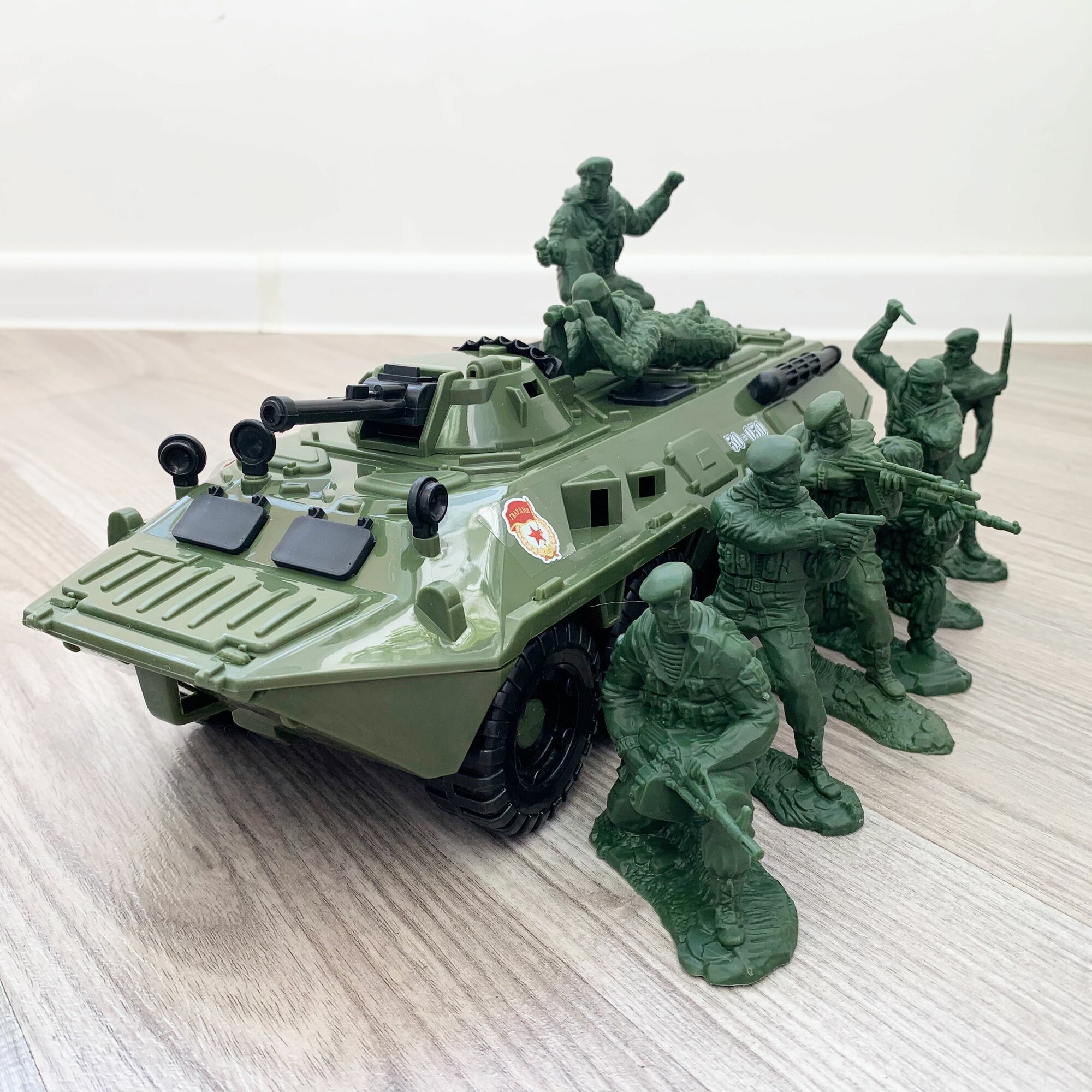 Пластмассовый броневик 31 см БТР-80+ 8 больших солдатиков - десантников ВДВ